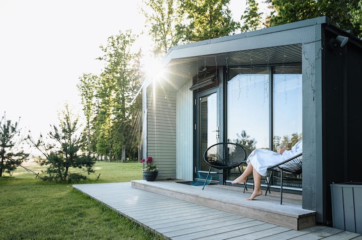 Miško Namelis Gamtoje Ant Vandens Kranto - Lituania