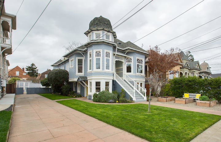 Charming Alameda Queen Anne Victorian Apartment - Alameda, CA