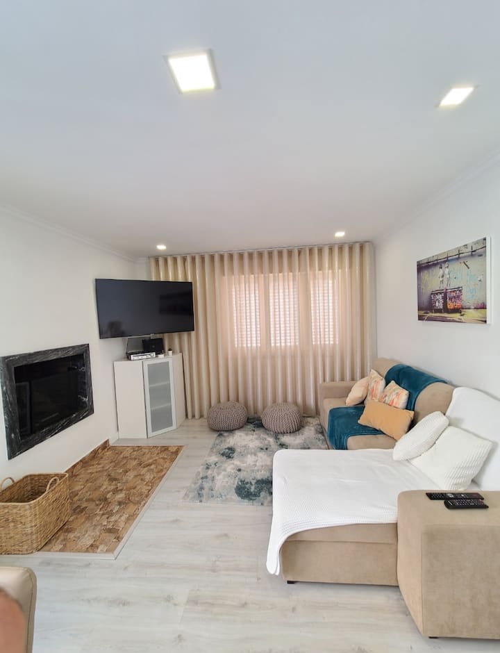 Stylish 4 Bedroom - 10 Min Walk To Beach & Train - Oeiras
