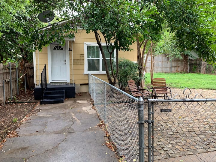 Mistletoe Bungalow Convenient To Everything Fun! - Fort Worth, TX