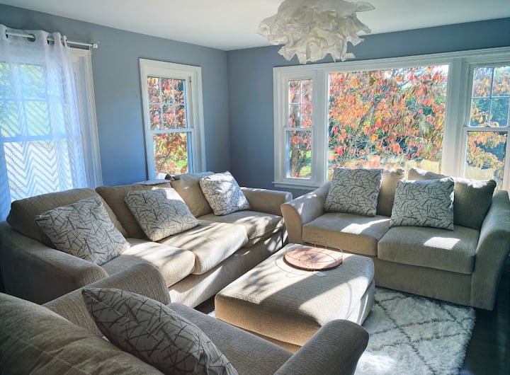 Cozy Bedroom Perfect For Healthcare Professionals - Worcester, MA