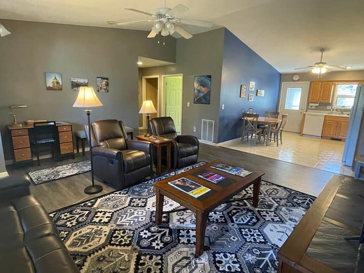 Quiet Cozy Retreat Close To Nd & Everything Else - South Bend, IN