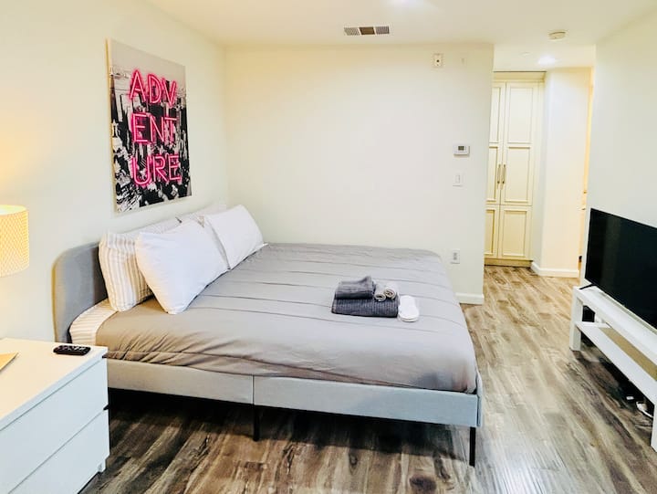 Studio Apt In Weho By Just Bring Your Toothbrush - West Hollywood, CA