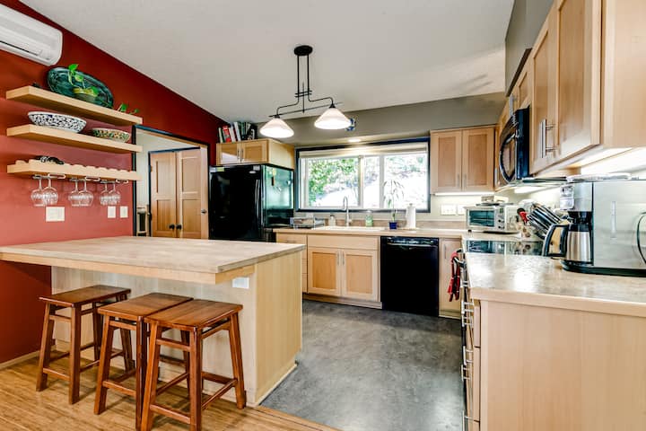 Spacious Sylvan St Home 1 Mi From Uofo - Eugene, OR