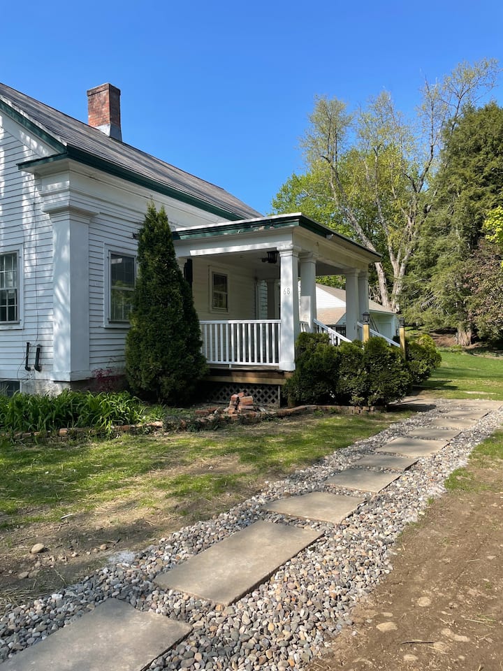 Storybook Cottage 3 Br 2 Bath - Bennington, VT