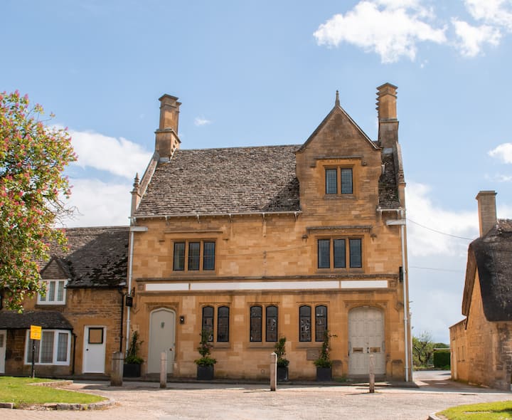 The Old Bank In Central Broadway - Chipping Campden