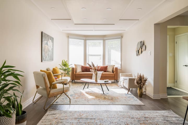 Spacious Chic Newmarket Home - Bradford