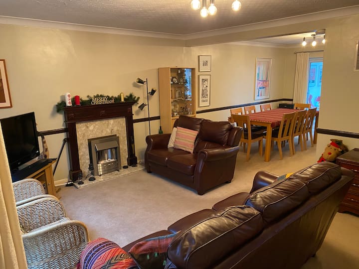 Spacious And Stylish Home ... Ideal To Unwind - Woking