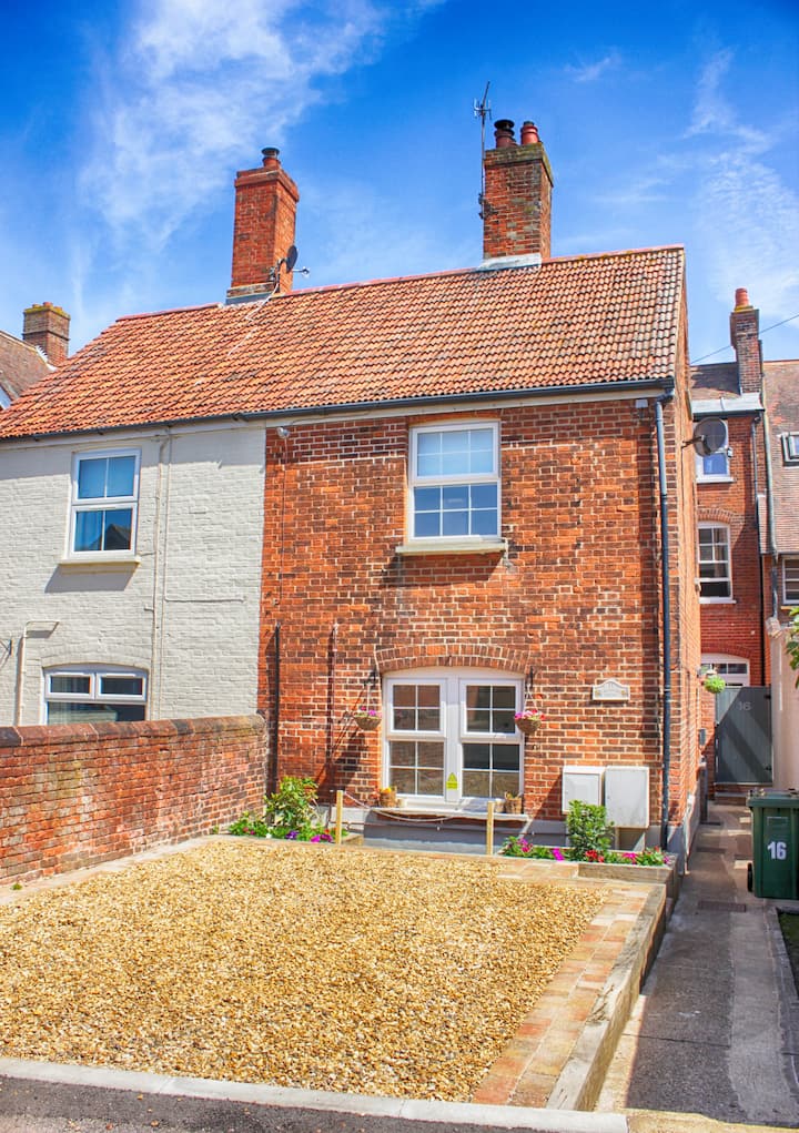 Cromer Coastal Holiday Home - Central With Parking - Cromer Beach