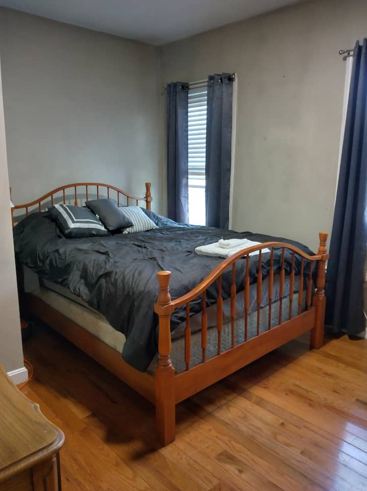 Apt 1 - Rm 2 Cable, Wifi, Computer Table, Laundry - Worcester, MA