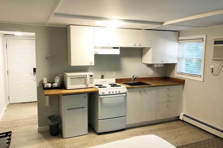 Kittery Inn & Suites - Garden Level Studio King - Portsmouth, NH