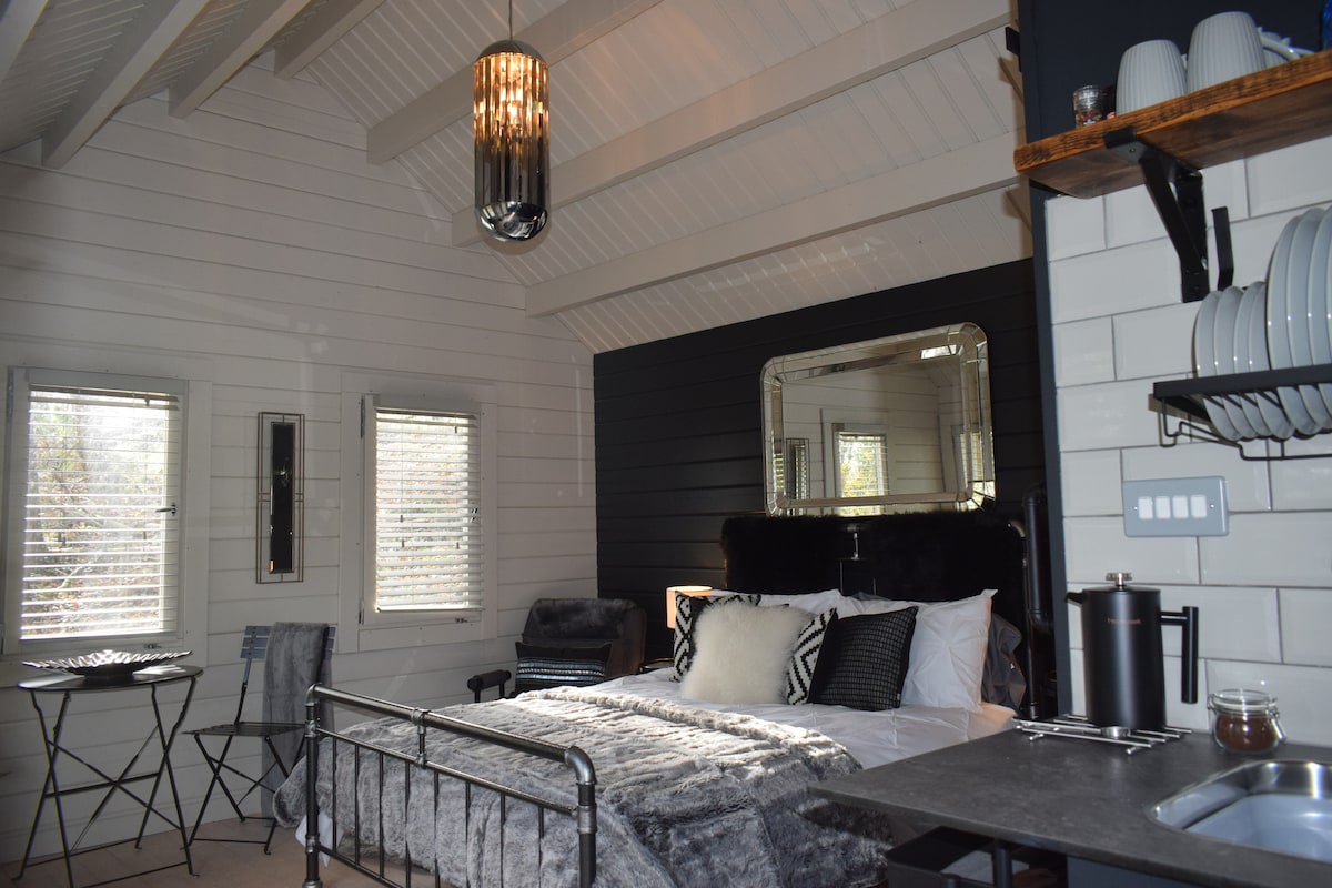 ‘Brock’ Romantic Woodland Cabin, Devon - Airbnb