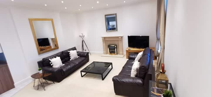 Stylish 2 Bed Apartment In The Heart Of Altrincham - Altrincham