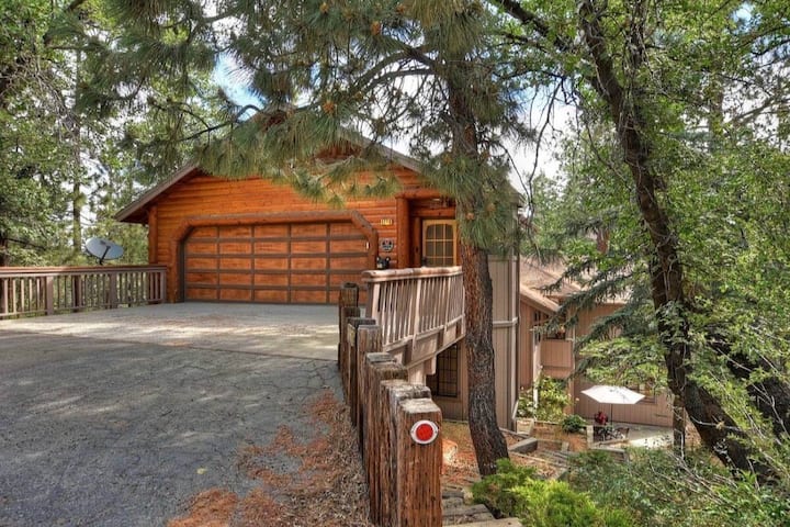 Big Bear Cozy Cabin W/ Beautiful Forest View & Spa - Big Bear Lake, CA
