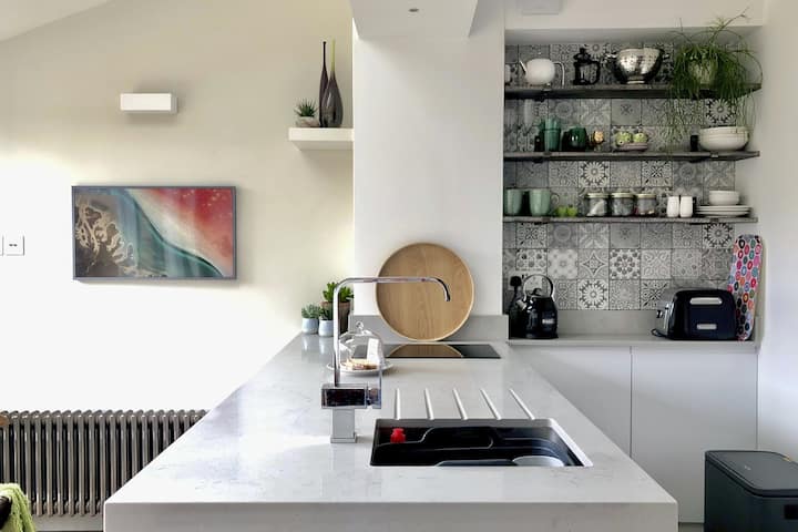 The Garden Studio With Views And Parking - 達特茅斯