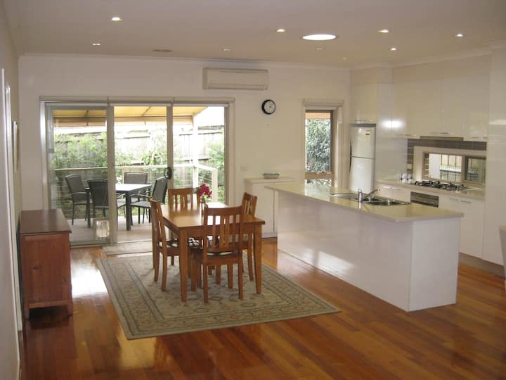 Lovely Apartment Short Walk 2 Train, Quiet Street - Box Hill