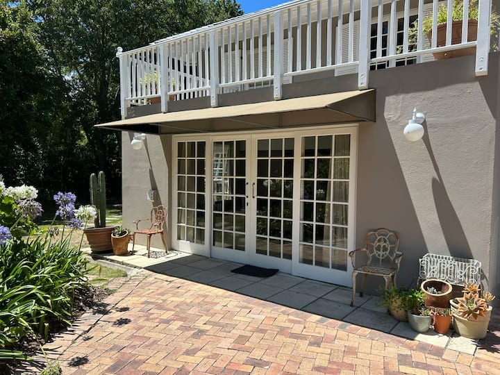 Exquisite Spacious Garden Cottage - Cape Town
