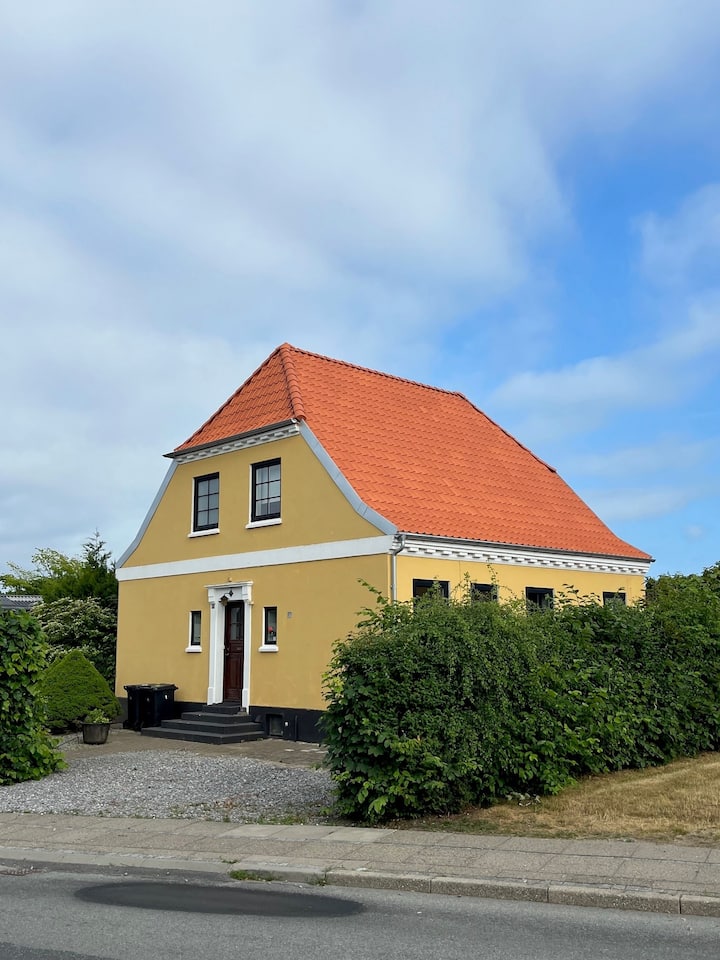 Hyggelig Og Svært Romslig Bolig  Sentralt I Sæby - Tanska