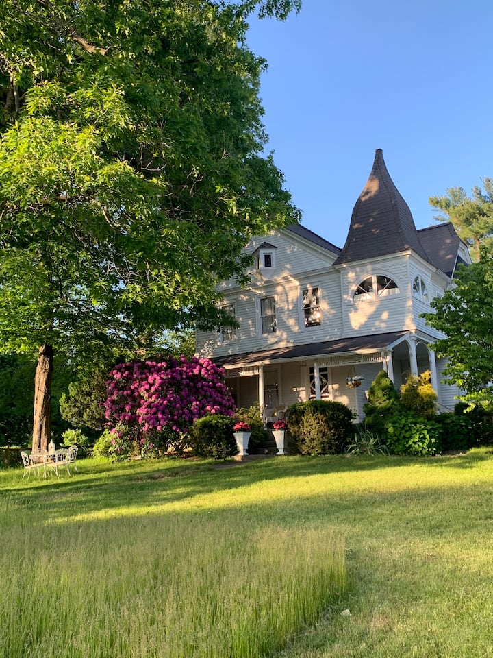 Millbrook Village - Merritt Suite - In The Village - Millbrook, NY