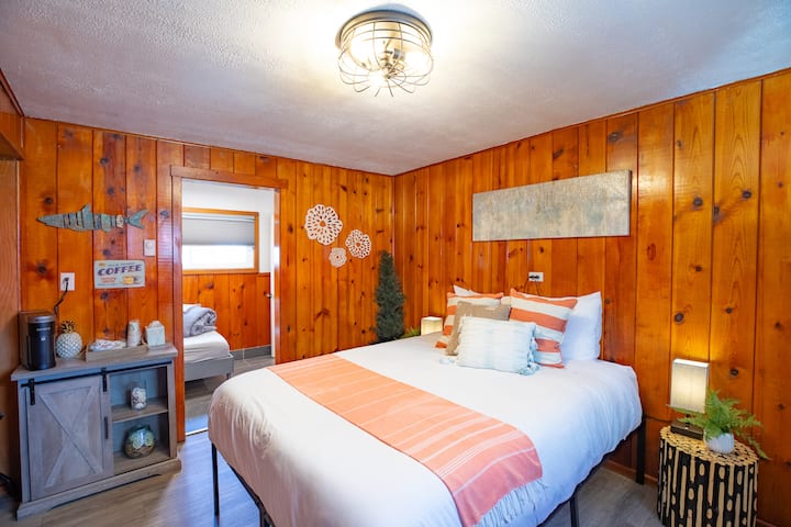 Driftwood Suite #12 The Wanderlust 1 Queen, 1 Twin - Leavenworth, WA