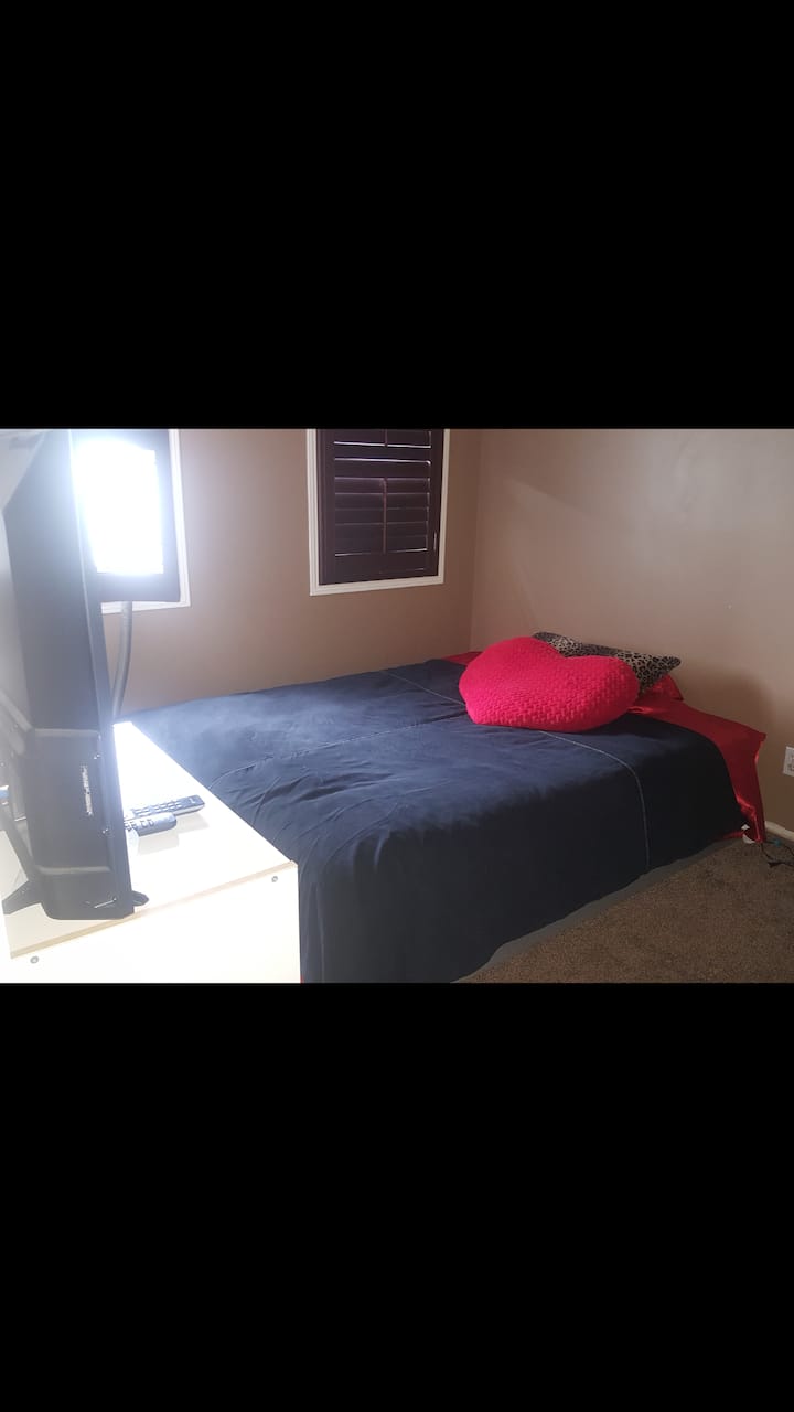 Coventry Hills Clean, Quiet, And Near Airport - Calgary