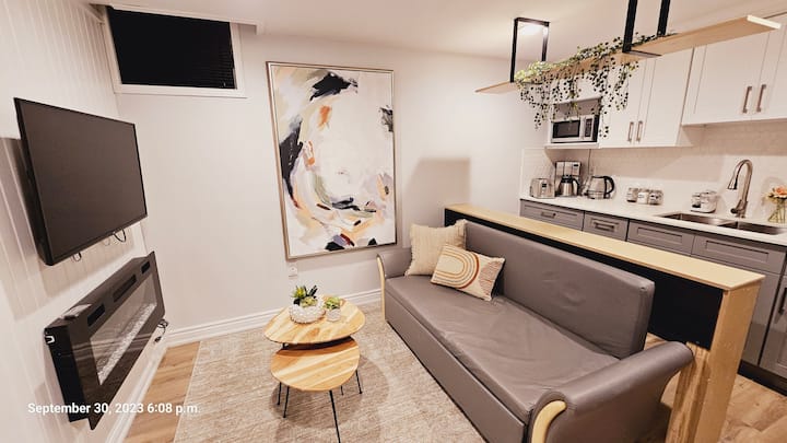 Private Cozy Stylish Basement Portion - Mississauga