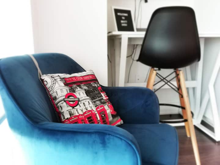 T.o. Central Modern Uk-inspired Flat - Toronto