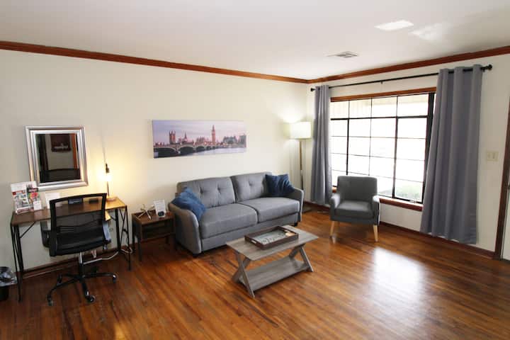 Tulsa Home Conveniently By Brookside And Riverside With Large Fenced Yard.  Shopping, Dining, And River Trails.  Pets Allowed - Tulsa, OK