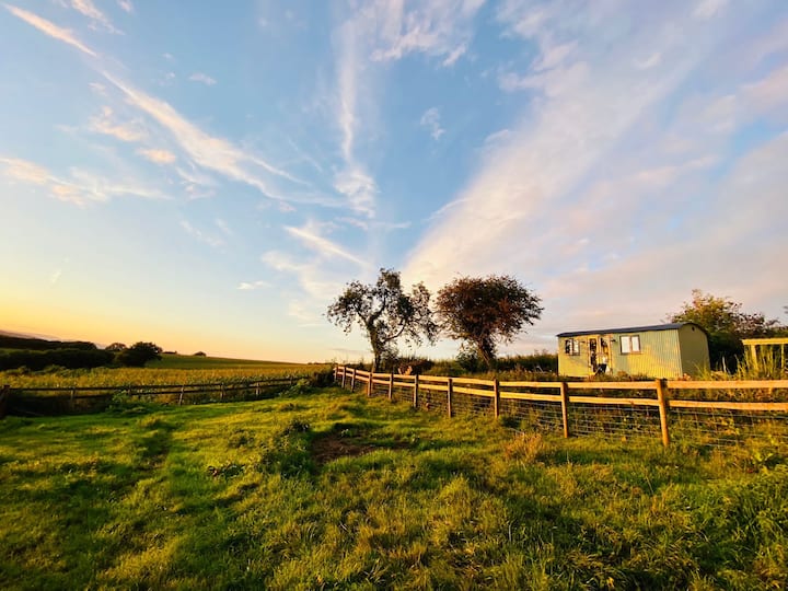 The Hut On The Hill - Hottub, Heating & Stable. - Monmouth