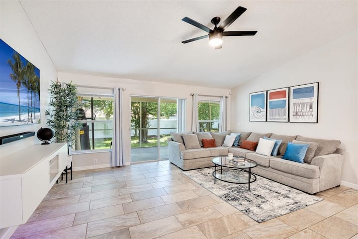 Modern 3br Oasis W/ Yard Near Daytona & Orlando - Orange City, FL