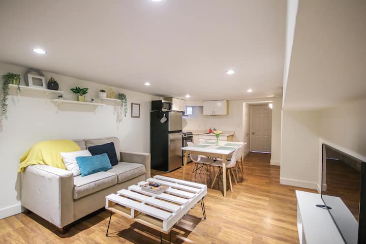 *Bright & Cozy Apt In Trendy Beaches/queen East - Toronto