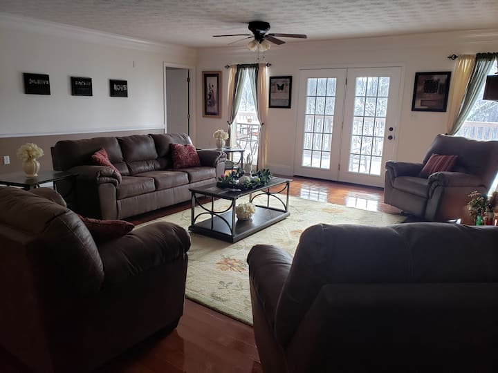 Hidden Retreat 10 Minutes From City, But Quiet! - Sevierville