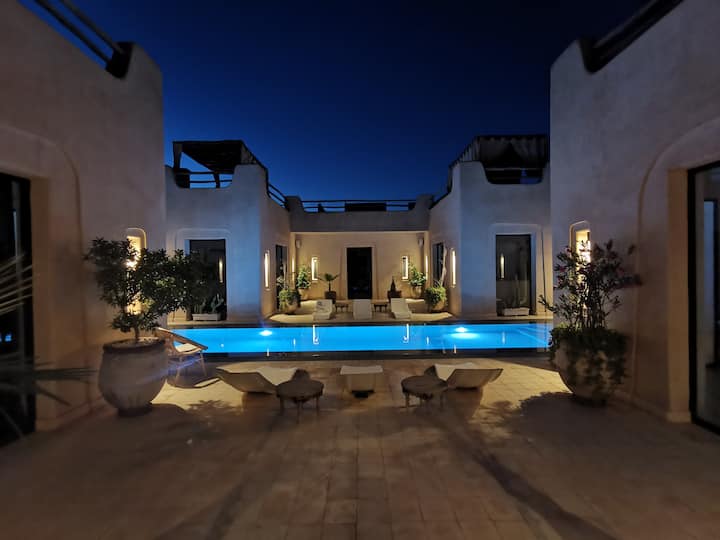 Luxury villa without over view and heated pool - Houses for Rent in ...