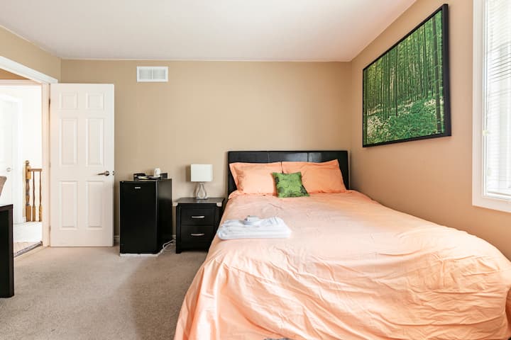 Large Cozy Bedroom & Office In Barrhaven Lakehouse - Ottawa