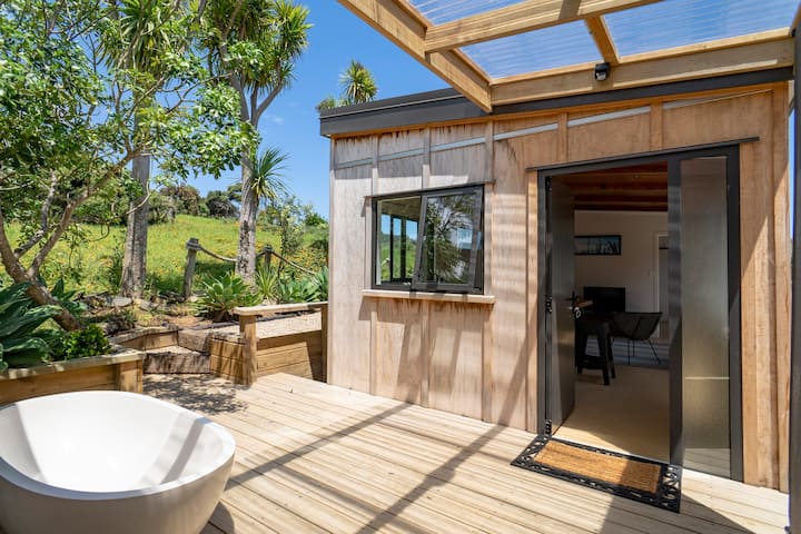 Whalebay  Hideaway - Raglan