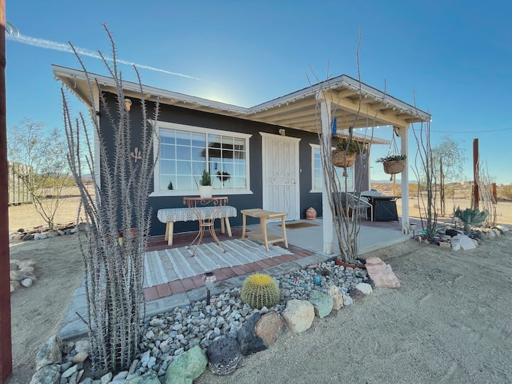 Rural Desert Cabin: Spa, Pool, Views & Leisure - Joshua Tree, CA