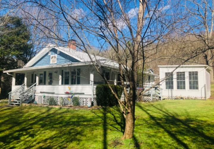 Tranquil Cove Cottage W/pond & Sunroom - Weaverville, NC