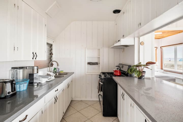 Old School Oceanfront Beach Bungalow - Birch Aquarium at Scripps Institution of Oceanography