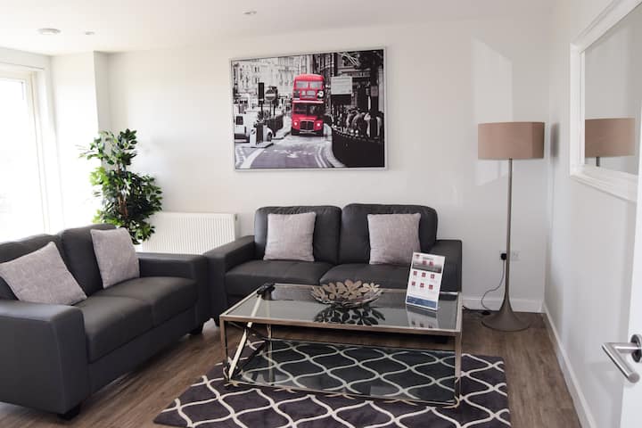 Two Bedroom Luxury Flat In The Heart Of Croydon - London