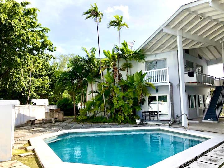 In The Heart Of Cable Beach - Nassau