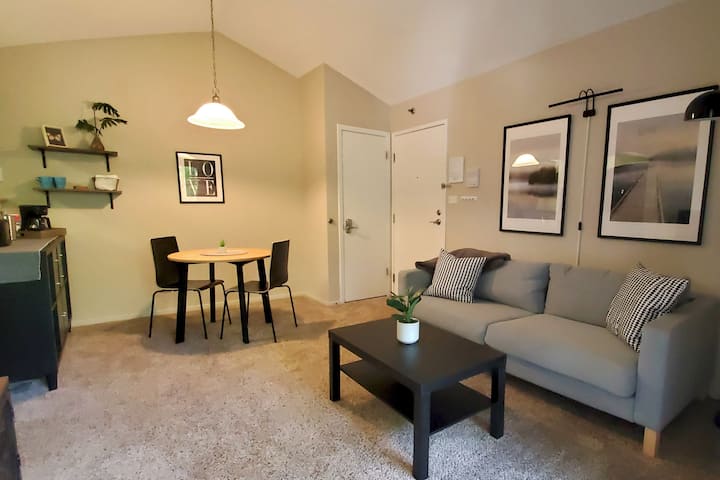Balcony, Pond View, Washer Dryer, Non Smoking - Downers Grove, IL