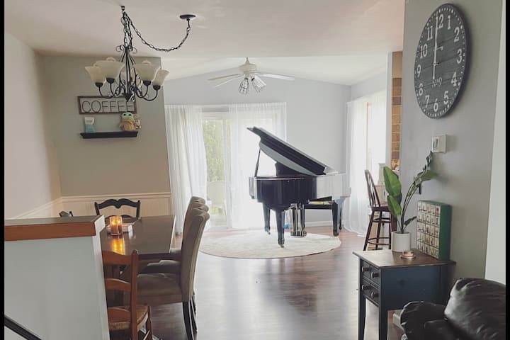 [Luxury Getaway] Private Main Floor & 2 Bedrooms - Bergen, NY