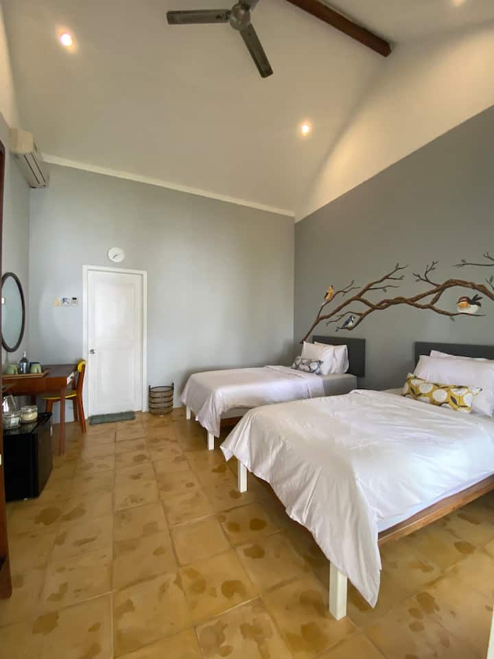 Comfy Twin Bed Room - Kamar Tengah Casa Wirabrajan - Mali