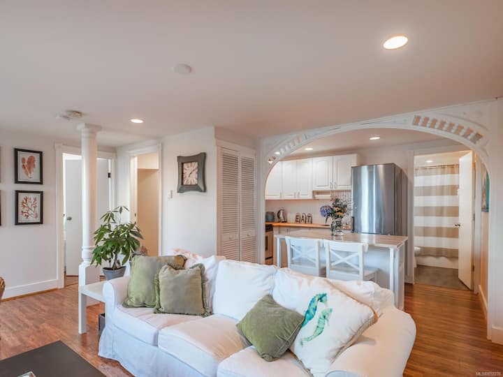 Cute And Cozy 1 Bed Suite In 1938 Character Home - Vancouver Island