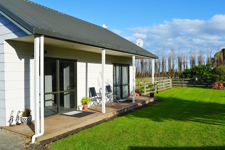 Comfy Self-contained Unit Nested On Farmland. - Gisborne, New Zealand