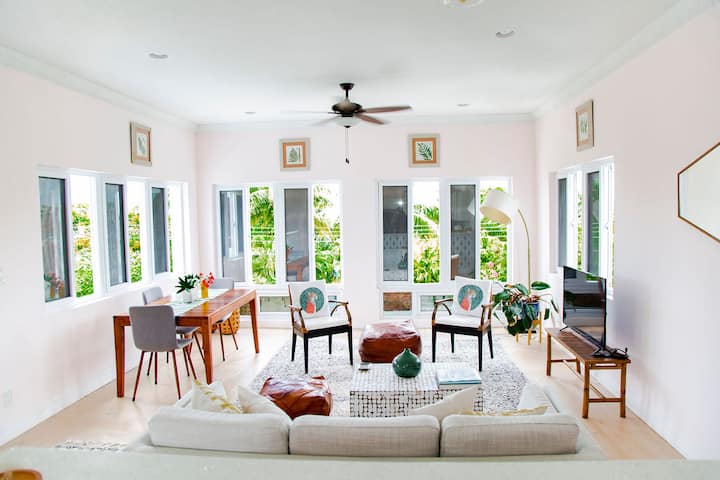 Elegant Island Living W/ Magical Sunrise & Dock - The Bahamas