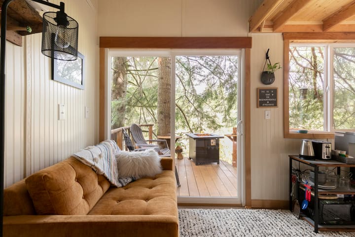 Romantic Treehouse Escape- Soak Tub + Forest Views - North Bend, WA