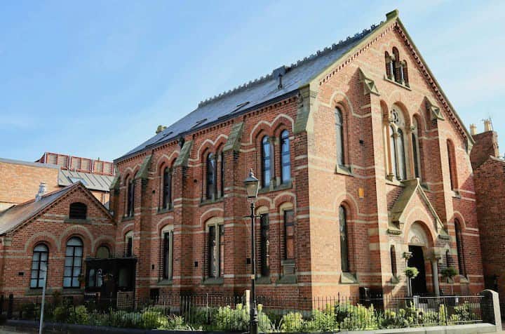 Perfectly Located Modern City Centre Apartment - Chester