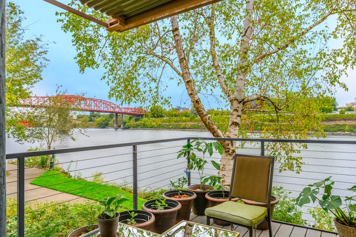 Charming, Waterfront Condo With Pool/hottub! - Portland, OR