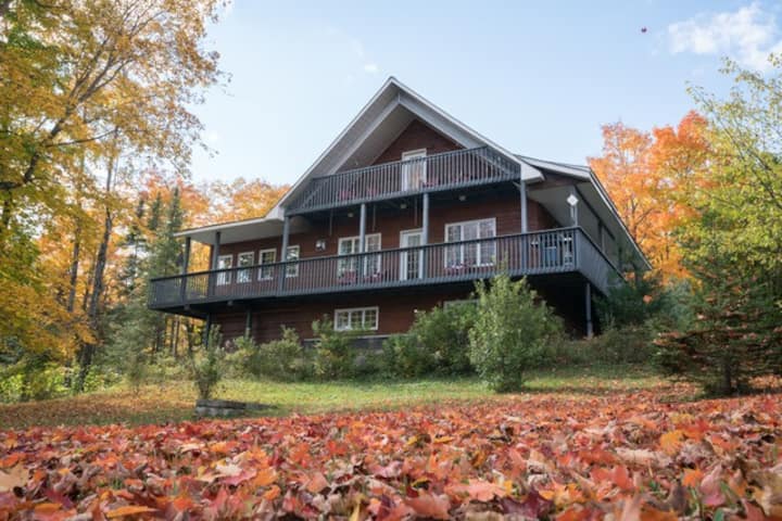 Spacious, Cozy Waterfront Cottage & Spa In Bluesea - Québec